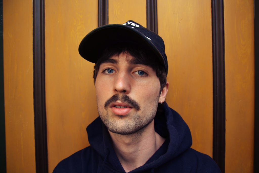 Escucha 'DOWNDOWNDOWN!': Lo nuevo de Will Joseph Cook | CusicaPlus