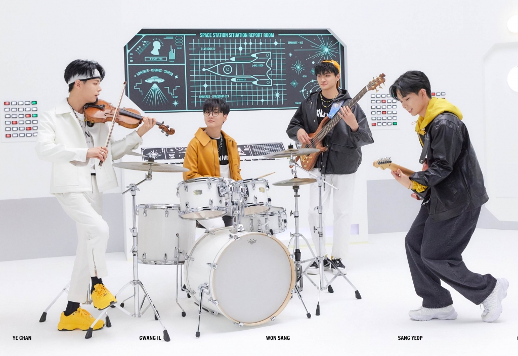 Mira 'Hero' de LUCY | CusicaPlus