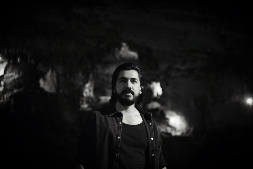 Ostel presenta su tema 'Invisible Monsters' | CusicaPlus