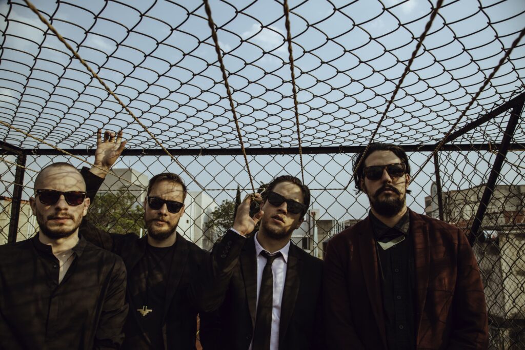 Viniloversus lanza 'Control' en vivo | CusicaPlus