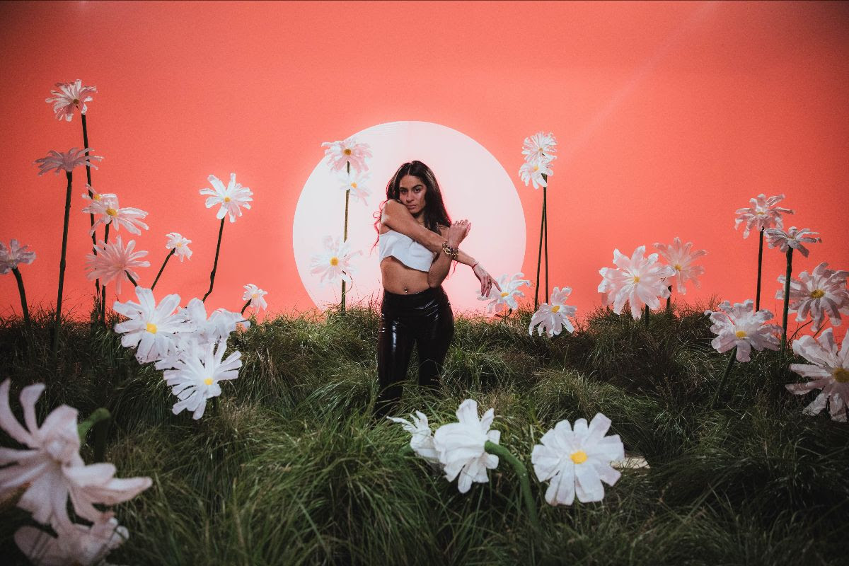 Escucha 'Psilocybin & Daisies' de Jessie Reyez | CusicaPlus