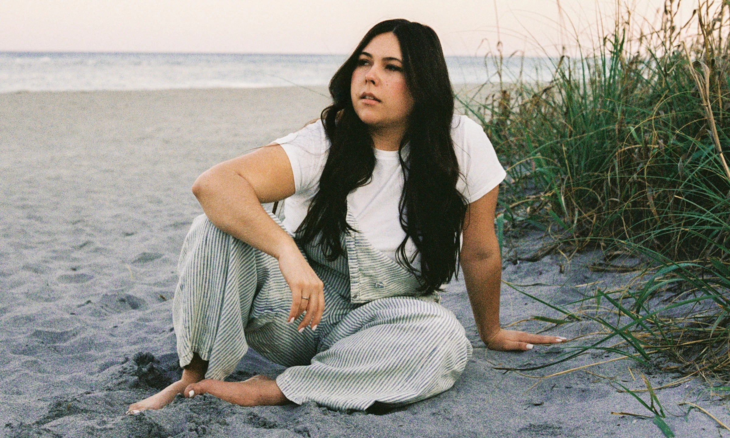 Gigi Pérez lanza su álbum debut 'At The Beach, In Every Life' | CusicaPlus