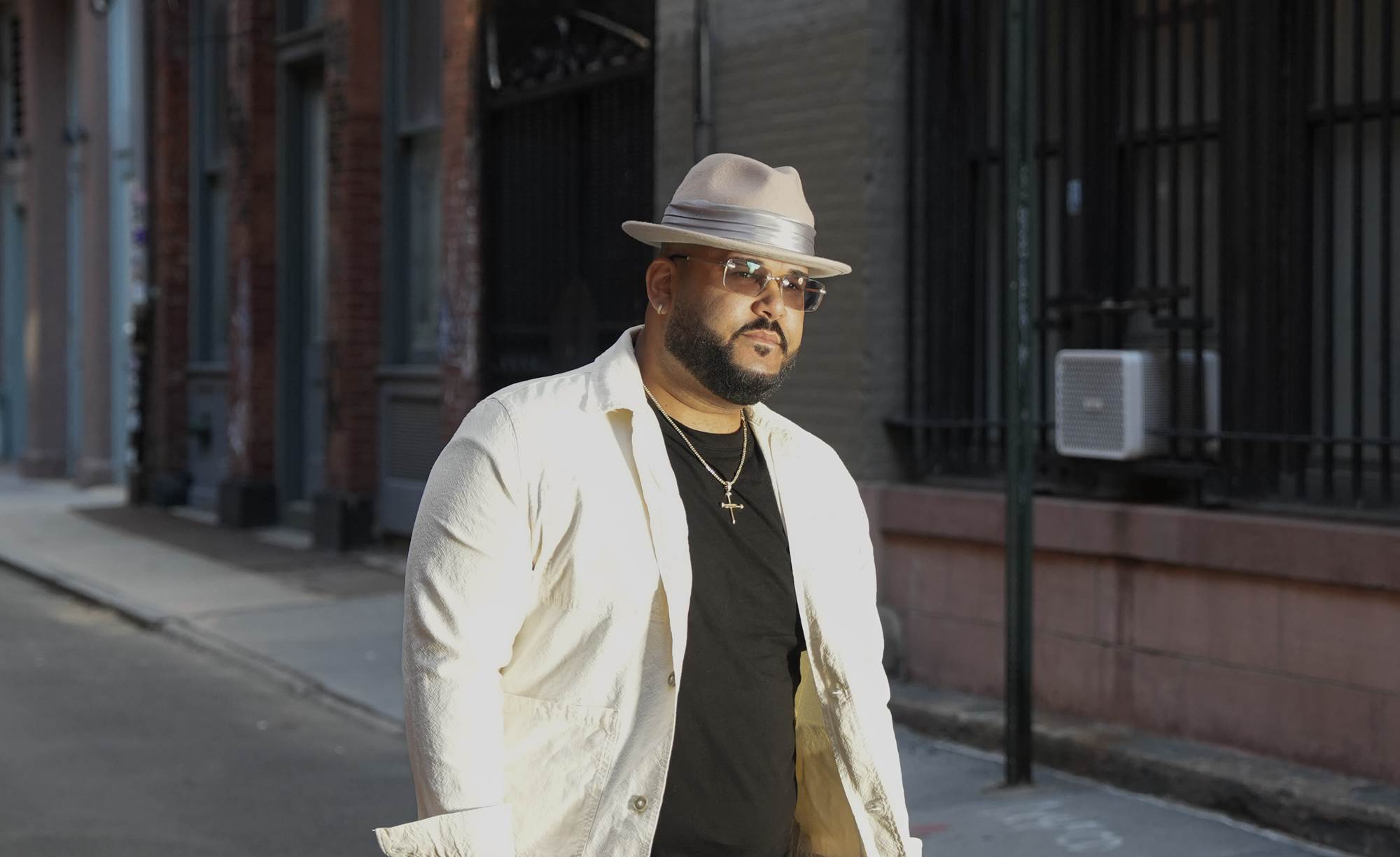 Alejandro lanza su nuevo EP 'ROSMA' | CusicaPlus