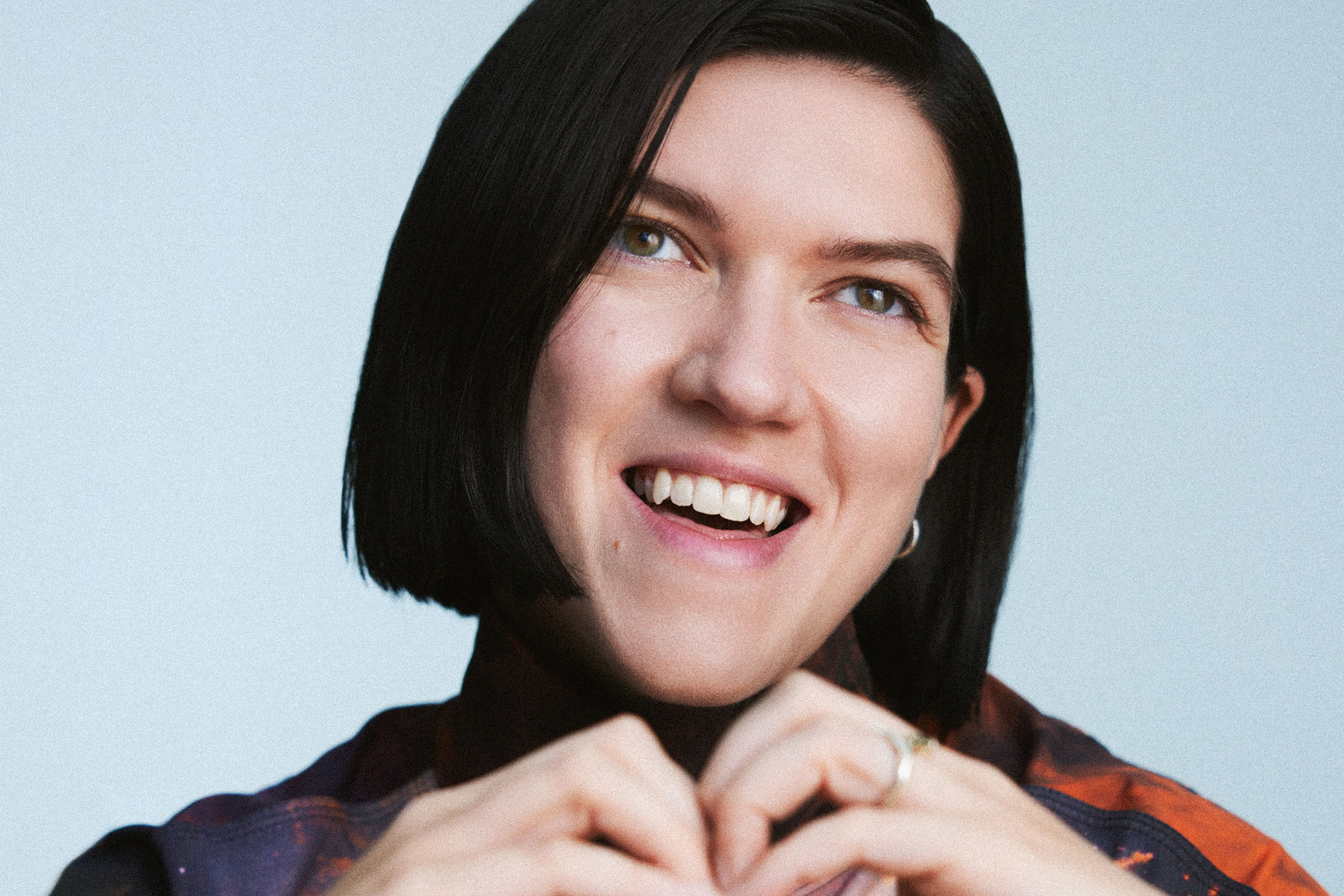 Romy publica el single 'Love Who You Love' | CusicaPlus
